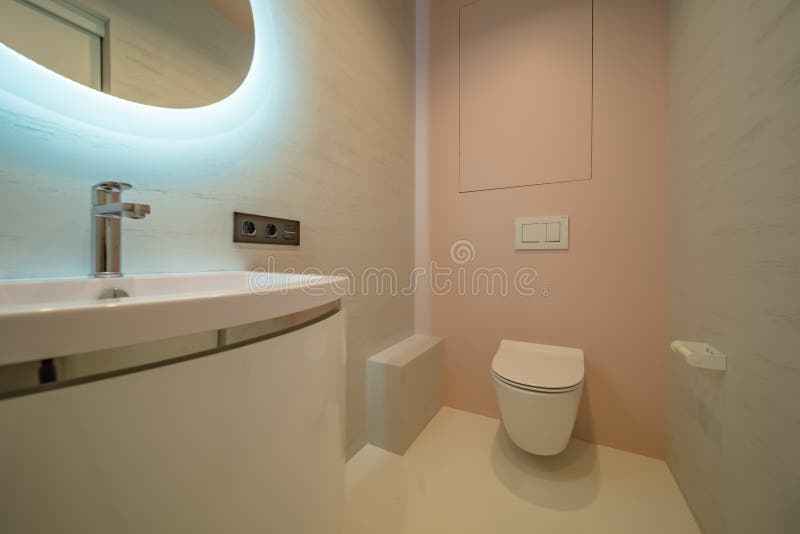 Lavabo con el retrete foto de archivo. Imagen de porcelana - 118763960