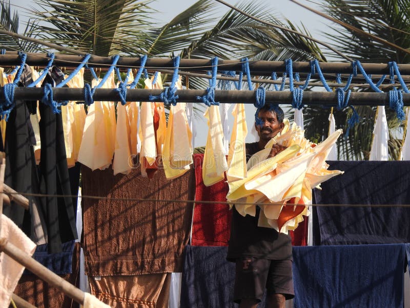Lavado Colgado Y Secado En Asalpha, Bombay Fotografía editorial ...