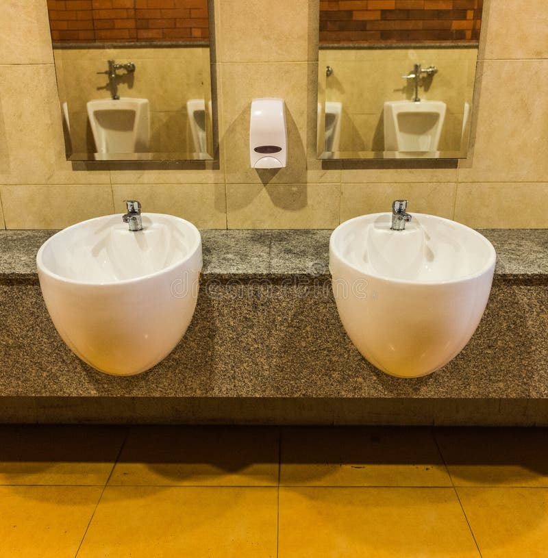 Lavandini Bianchi E Sapone Liquido Nella Toilette Pubblica Fotografia ...