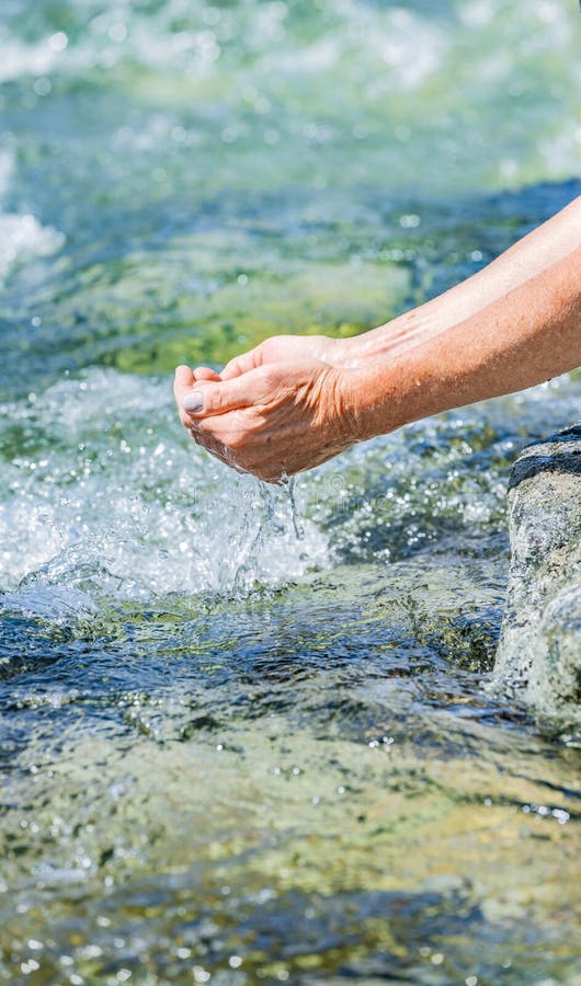 Lavar manos con agua imagen de archivo. Imagen de lavado - 180938263