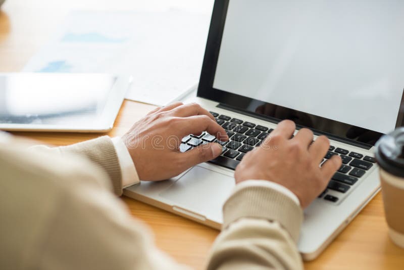 Lavorando Al Computer Portatile Immagine Stock - Immagine di digitare ...