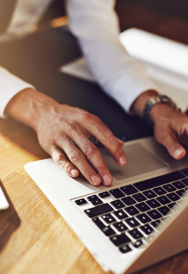 Lavorando Al Computer Portatile, Fine Su Dell'uomo Di Affari Fotografia ...