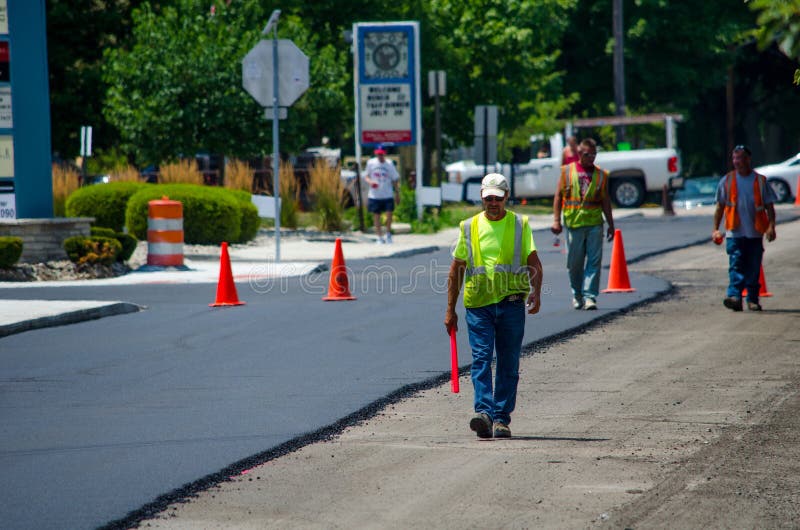 Lavoratori Della Strada Che Rastrellano Asfalto Caldo Fotografia ...