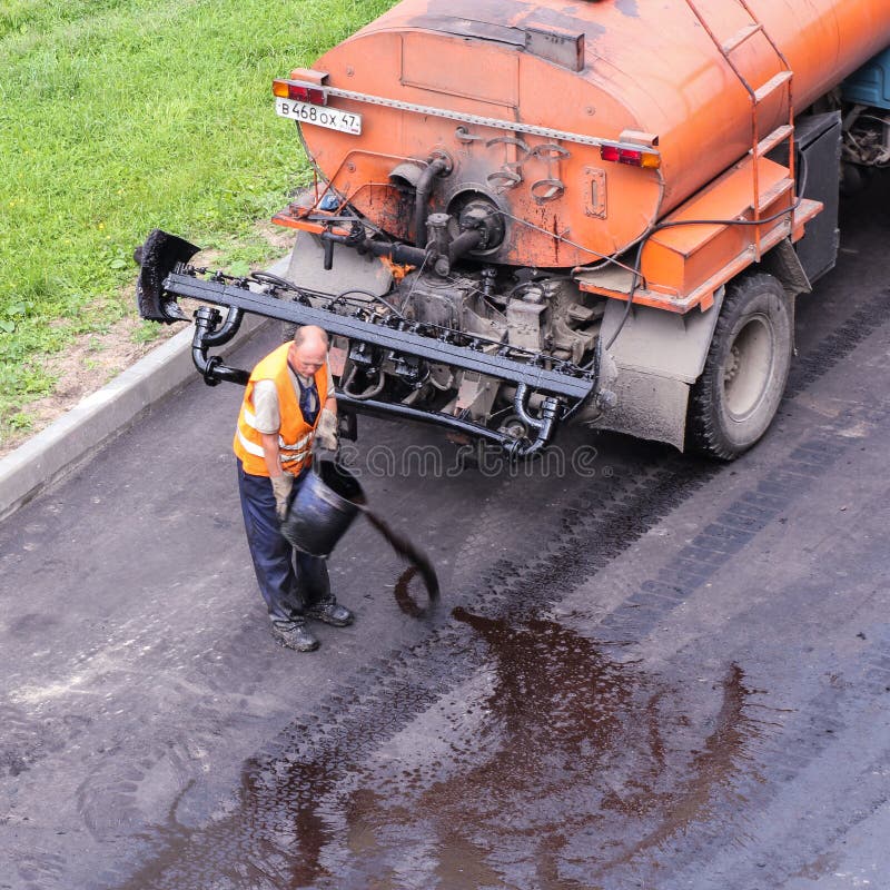 Lavoro Alla Macchina Bitume-calda-su Fotografia Stock Editoriale ...
