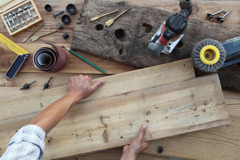 Lavoro Del Carpentiere Delle Mani Il Legno, Vecchi Bordi Di Legno ... Lavoro Del Carpentiere Delle Mani Il Legno, Vecchi Bordi Di Legno ...
