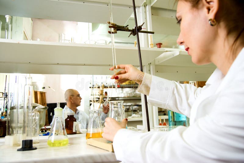 Lavoro di laboratorio immagine stock. Immagine di concentrazione - 13345603