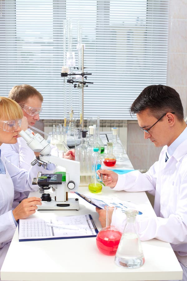 Lavoro di laboratorio fotografia stock. Immagine di uomo - 19622668