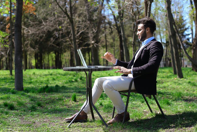 Lavoro Finito Giornalista in Parco Immagine Stock - Immagine di ...