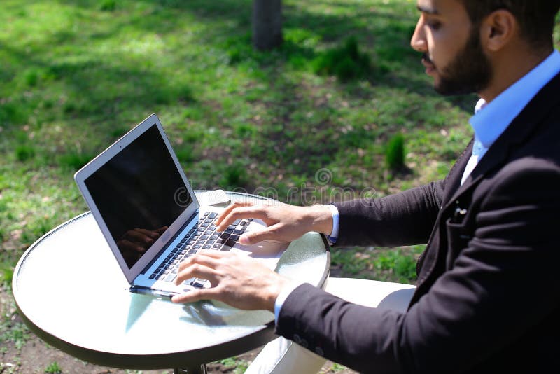 Lavoro Finito Giornalista in Parco Immagine Stock - Immagine di ...