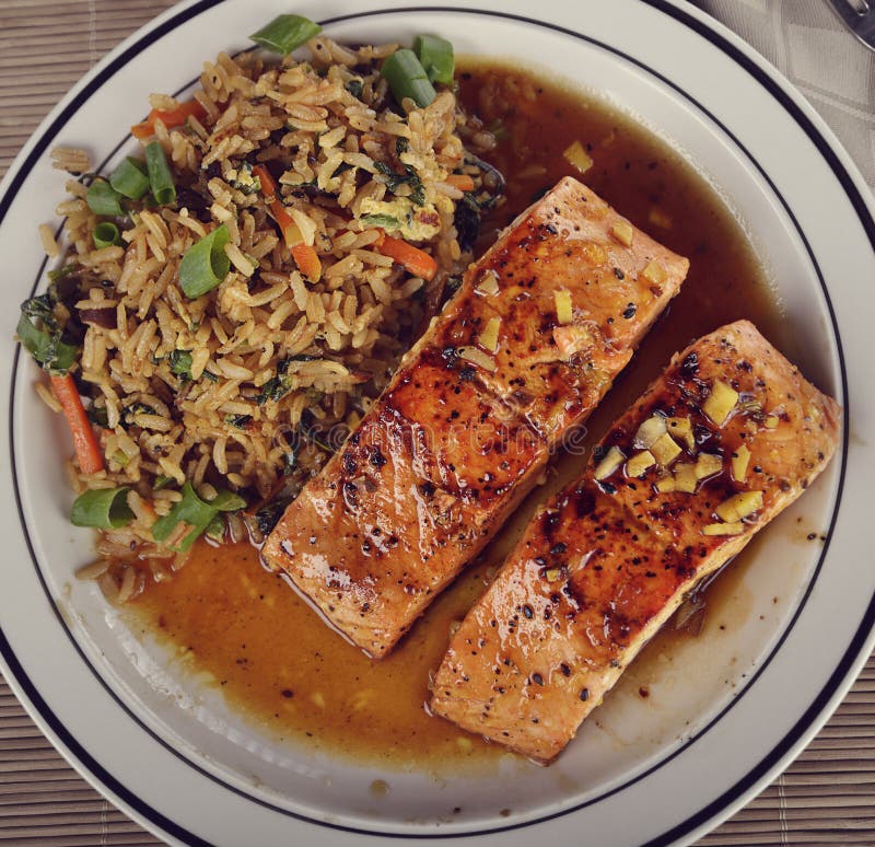 Lax Och Ris Med Champinjoner Fotografering för Bildbyråer - Bild av ...
