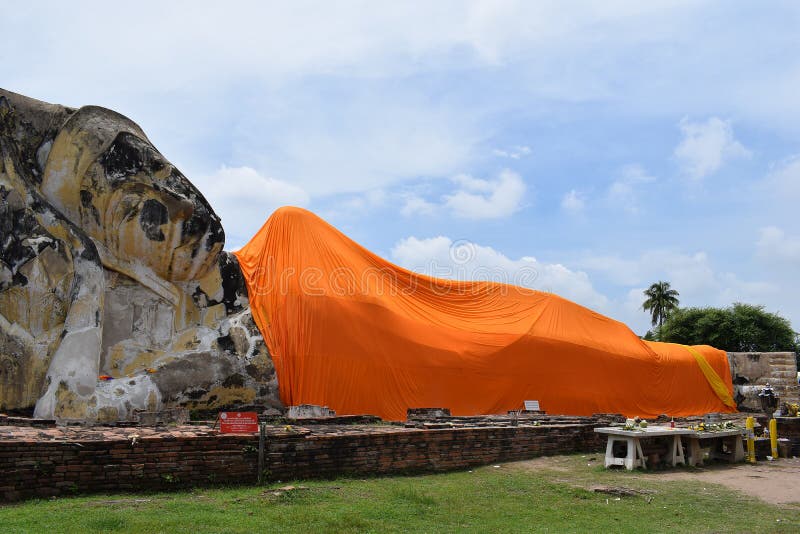 Laying Buddha Statue In Ayutthaya Stock Photo - Image of historic, pray ...