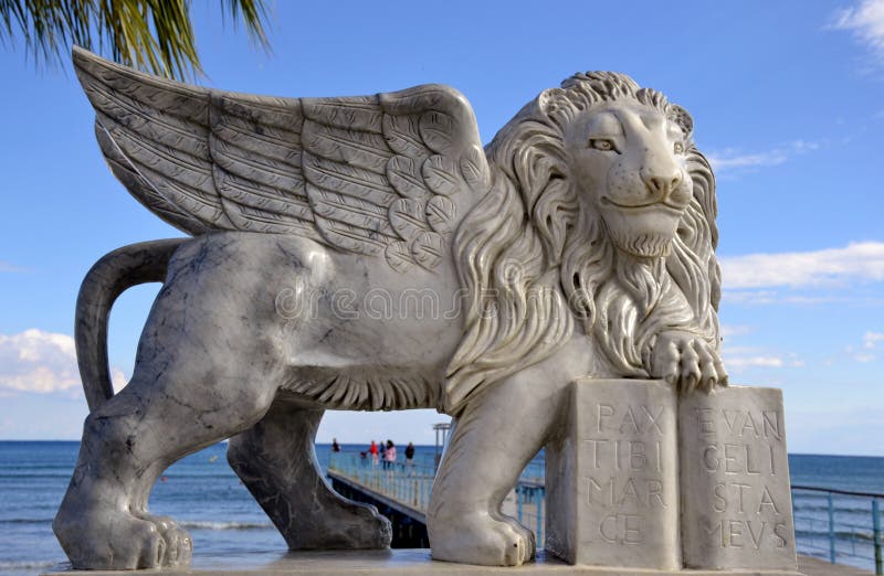 Estatua coa alas del león imagen de archivo. Imagen de exterior - 24923955