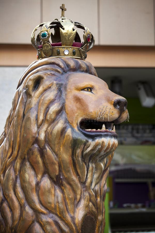 Crown de rey foto de archivo. Imagen de perla, regla, rubí - 5840210