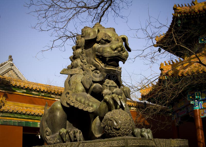 El león de bronce imagen de archivo. Imagen de azul, asia - 13849789