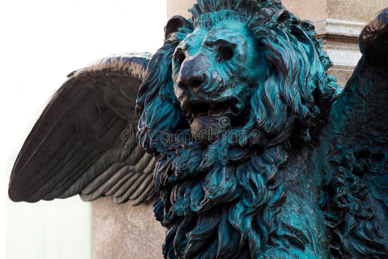 El León Y El Dux Venecianos En Un Edificio De La Catedral En San Marco ...