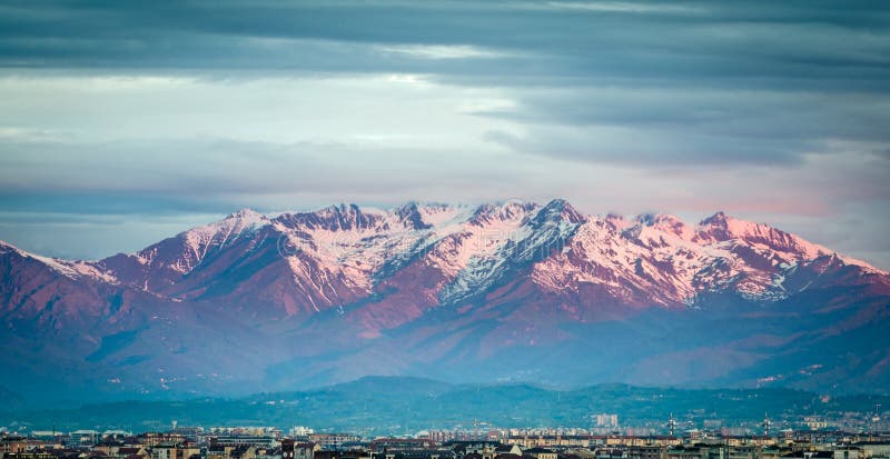 Le alpi sopra Torino immagine stock. Immagine di penombra - 40343089