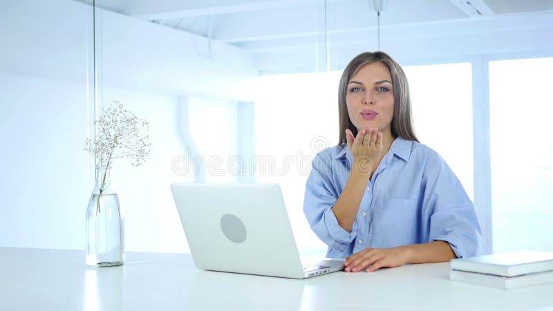 Le Baiser Volant Font Des Gestes Par La Femme Au Travail Dans Le Bureau