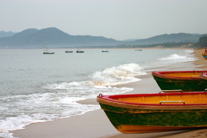 Le Barche Hanno Attraccato Sulla Spiaggia Dal Mare Fotografia Stock ...