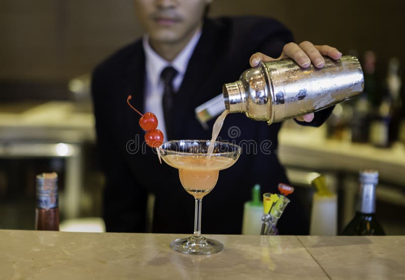 Le Barman Effectue Le Cocktail Image stock - Image of filtrage, métier ...