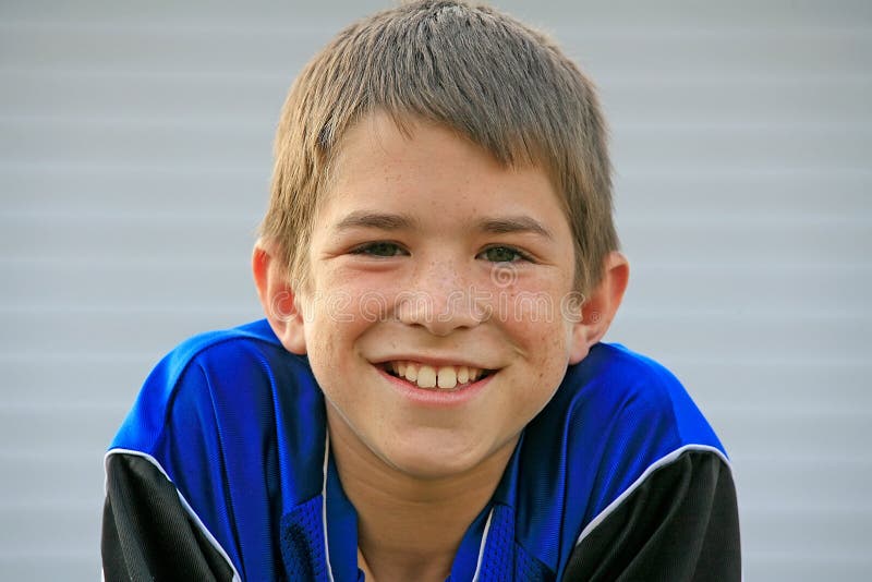 Pojke som får håret klippt fotografering för bildbyråer. Bild av stänga ...