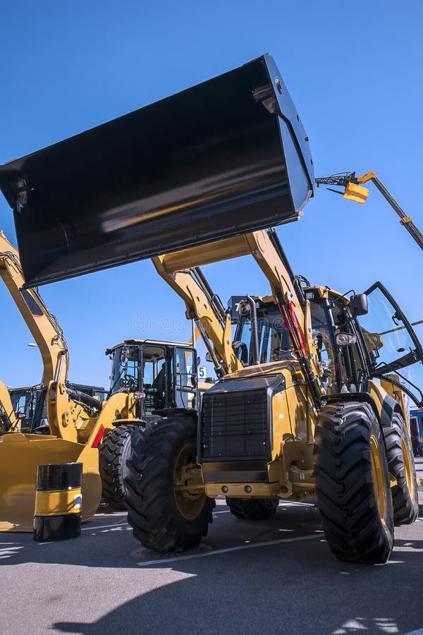 Le Bouteur Universel Neuf De Couleur Jaune Photo stock - Image du ...