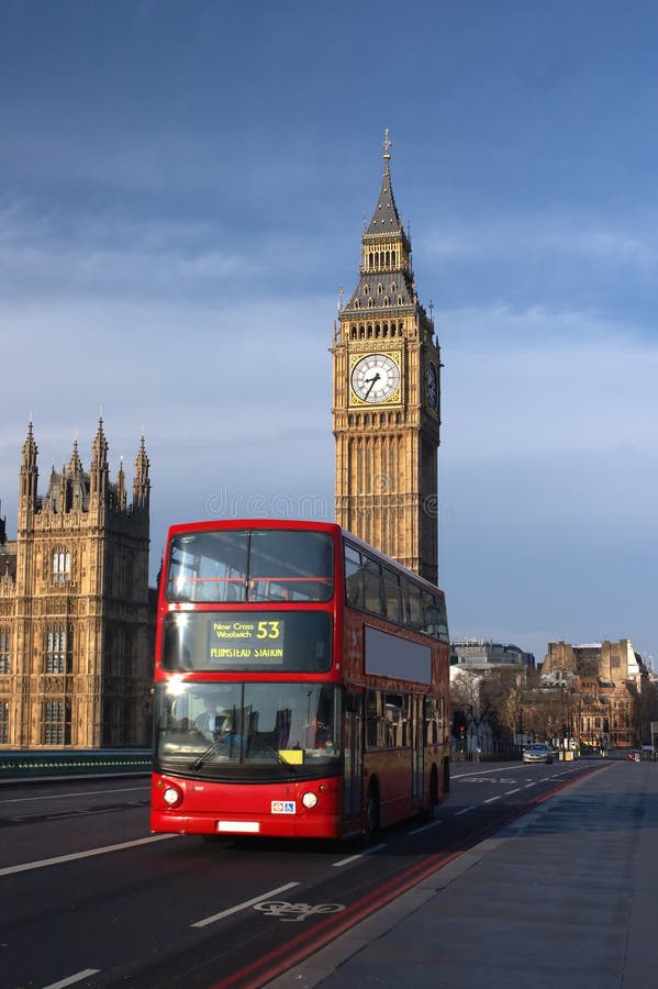 Palais De Westminster Avec Un Bus Rouge à Londres Photo stock - Image ...