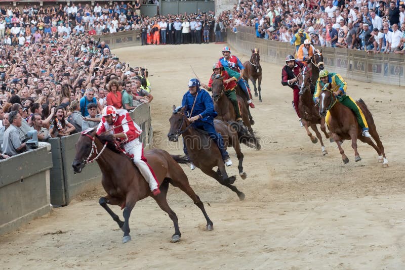 La Course De Chevaux Du Palio De Sienne Photographie éditorial - Image ...