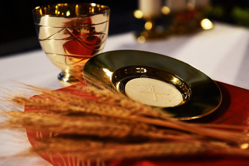 Le Calice D'or, Paten Et Misal Romain Image stock - Image du seigneur ...