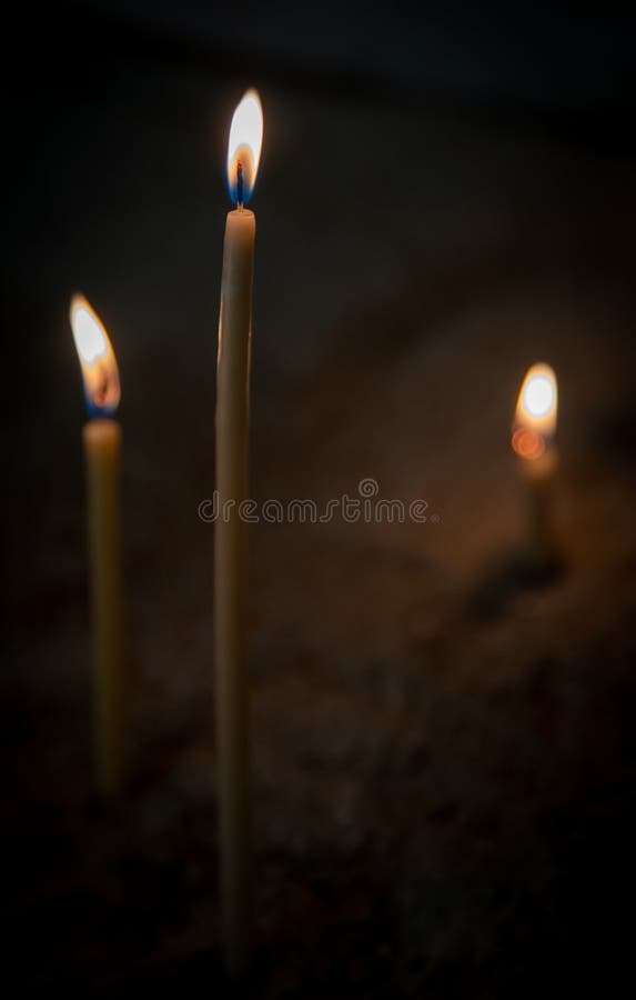 Le Candele Accese in Una Chiesa Immagine Stock - Immagine di fiamme ...