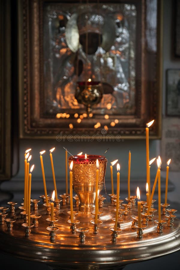 Le Candele Sono Accese in Una Chiesa Ortodossa Scura Fotografia Stock ...