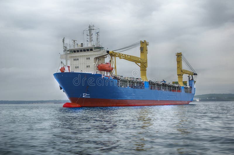 Cargo en mer photo stock. Image du massif, logistique - 31995202