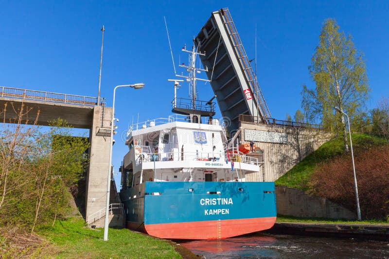 Le Cargo Vient Au Passage étroit Image stock éditorial - Image du côte ...