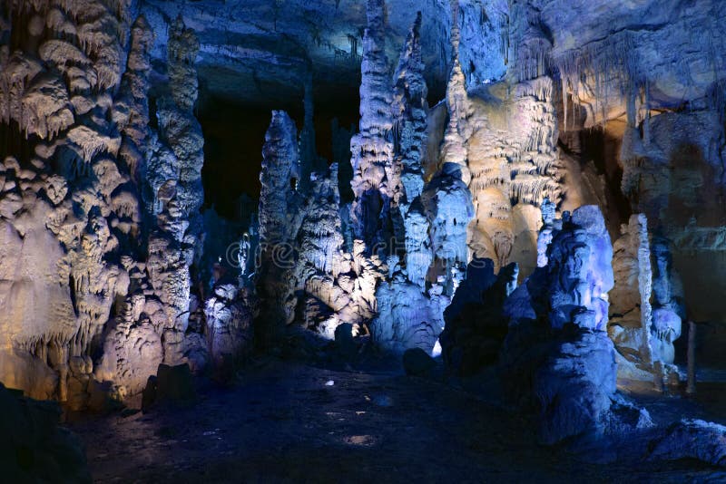 Le caverne immagine stock. Immagine di attraverso, roccie - 95344357