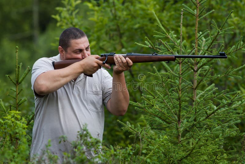 Le Chasseur Visant D'un Fusil Image stock - Image du homme, firearm ...