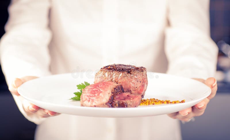 Le chef garde un plat photo stock. Image du coupure, gril - 48185104