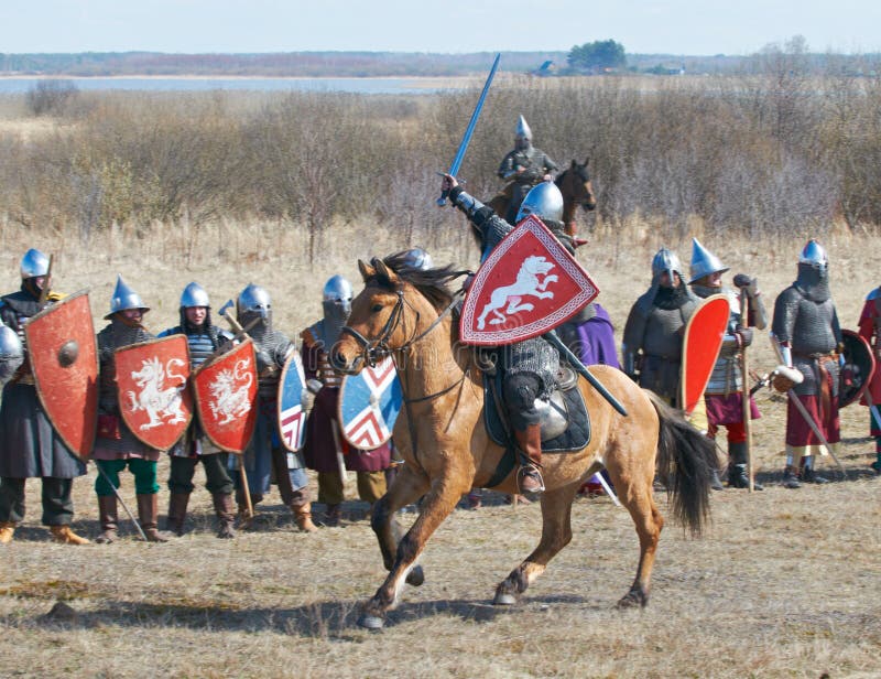Le Chevalier De Cheval Dans Une Armure Lourde Photo stock éditorial ...
