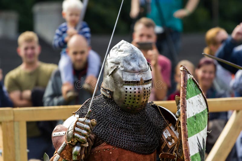 Le combat de chevaliers photo stock éditorial. Image du zone - 100259118