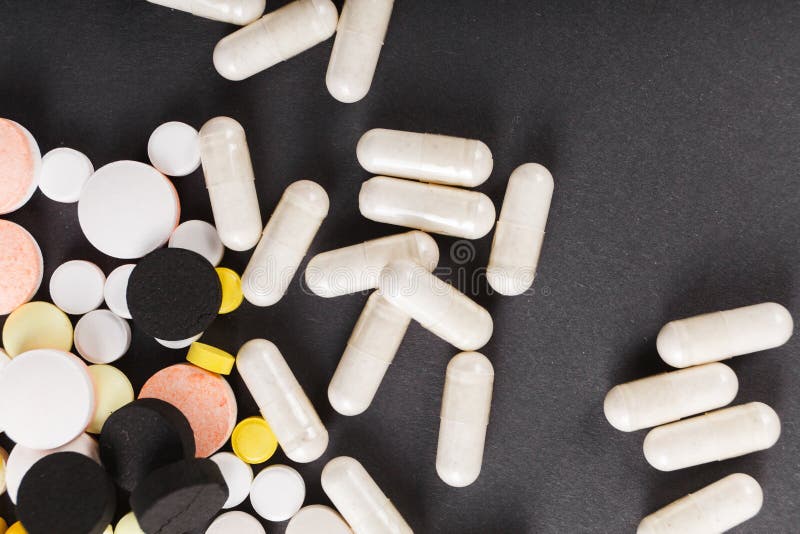 Le Compresse E Le Capsule Sono Sparse Sulla Tavola Immagine Stock ...