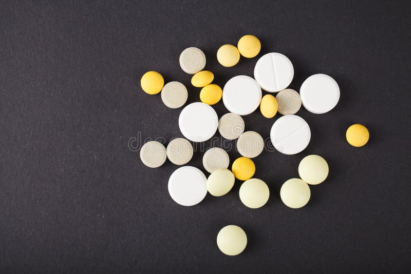 Le Compresse E Le Capsule Sono Sparse Sulla Tavola Fotografia Stock ...