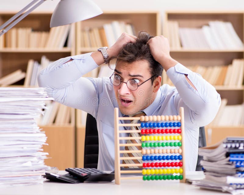 Le Comptable Drôle Avec La Calculatrice Sur Le Blanc Photo stock ...