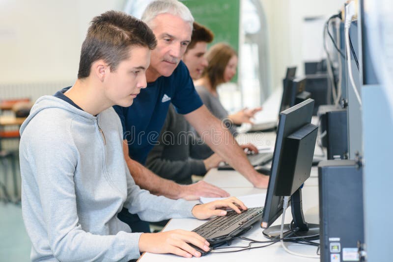 Le Cours De Programmation Par Ordinateur Image stock - Image du moderne ...
