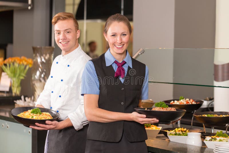 Serveuse Posant Avec Le Plat Dans Le Restaurant Image stock - Image du ...