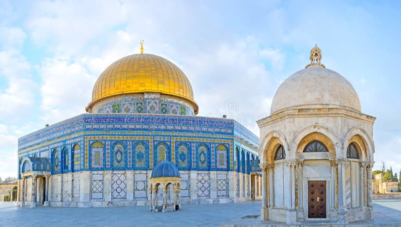 Le cupole sul Temple Mount immagine stock. Immagine di colonna - 67826871
