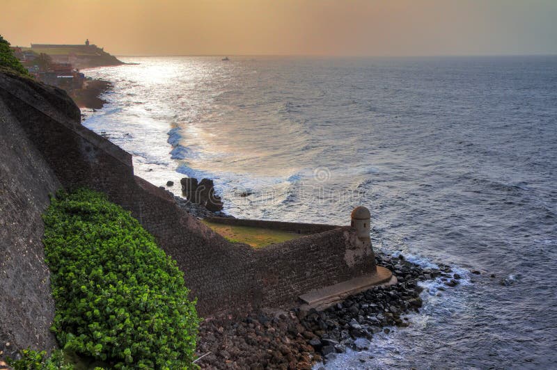Guerite à l'océan image stock. Image du historique, rico - 74003925