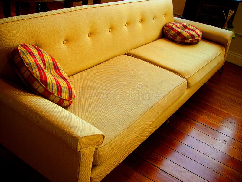 Divan Gris Confortable Dans Un Salon Avec Le Mur Bleu Et Le Plancher ...