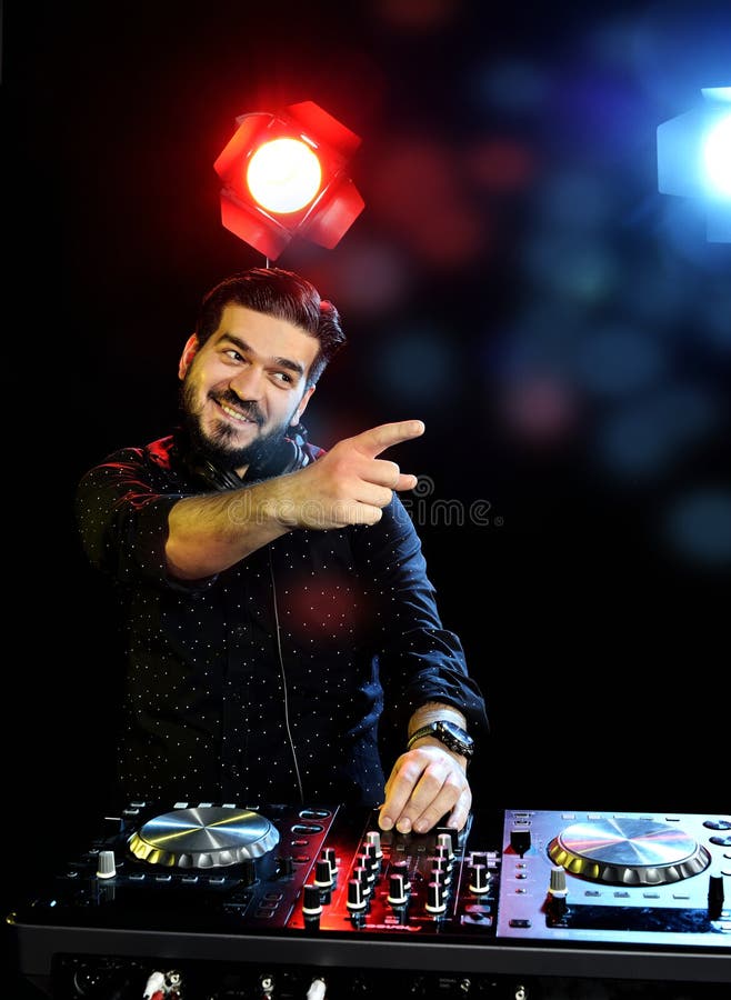 Le DJ jouant la musique photo stock. Image du boutons - 38682578