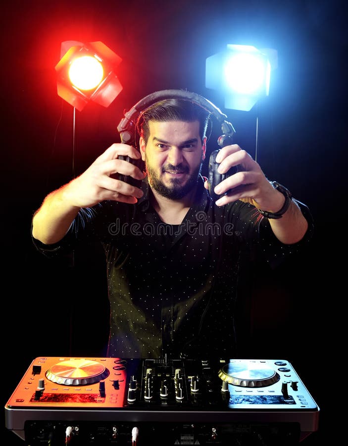 Le DJ jouant la musique photo stock. Image du boutons - 38682578