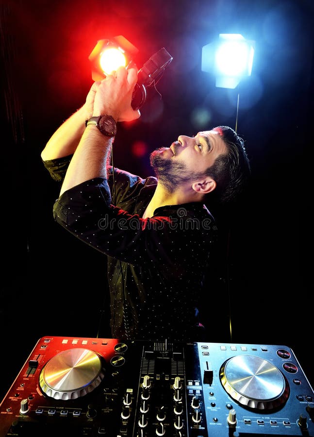 Le DJ jouant la musique photo stock. Image du boutons - 38682578