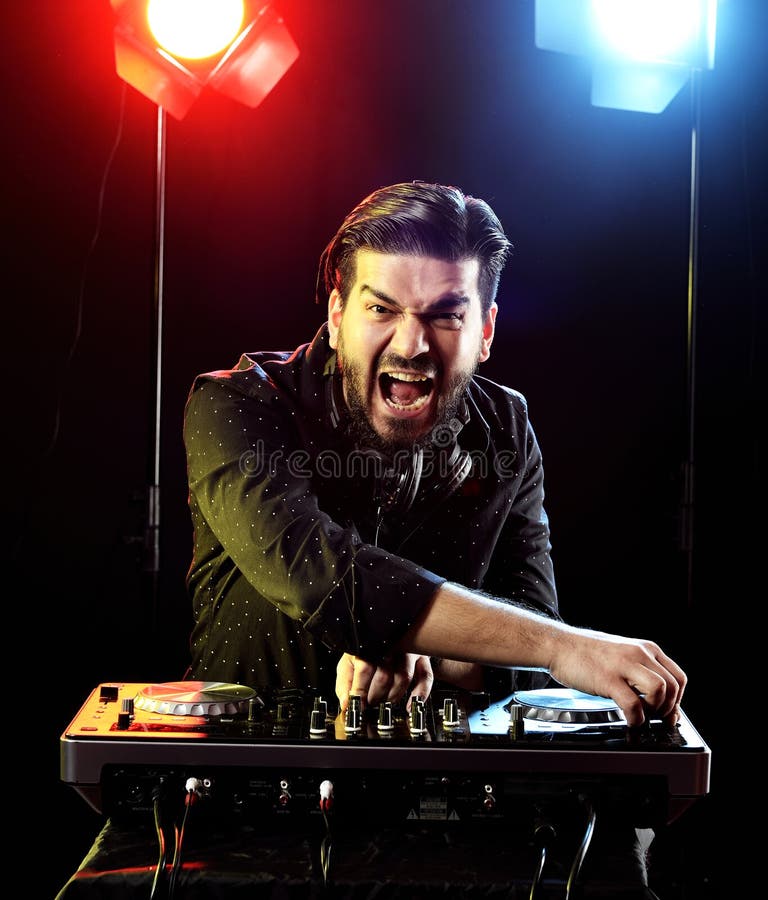 Le DJ jouant la musique photo stock. Image du boutons - 38682578