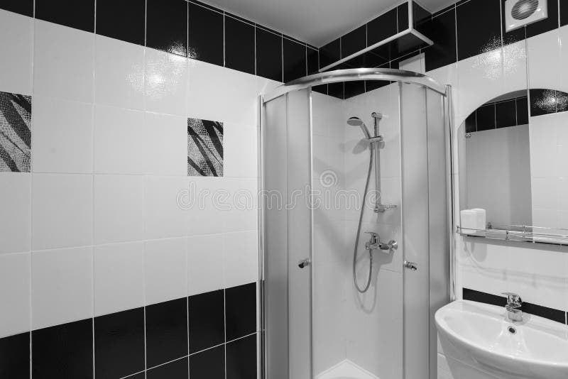 Le Docce Interne Con Le Toilette Sono in Bianco E Nero Immagine Stock ...